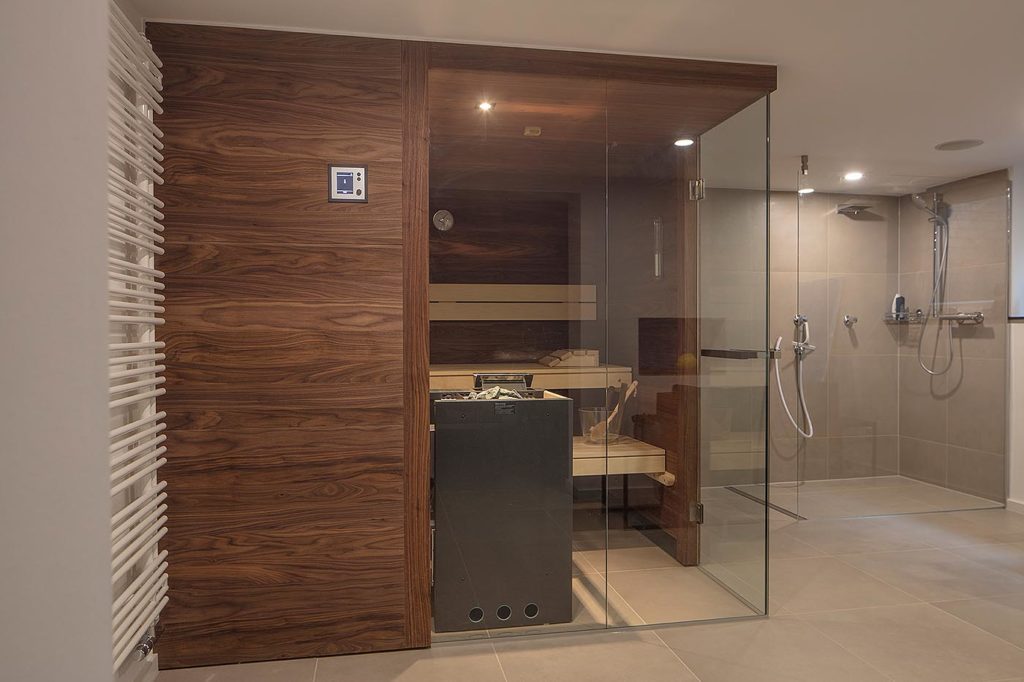 Corner sauna with glass corner | Design sauna made to measure | corso sauna